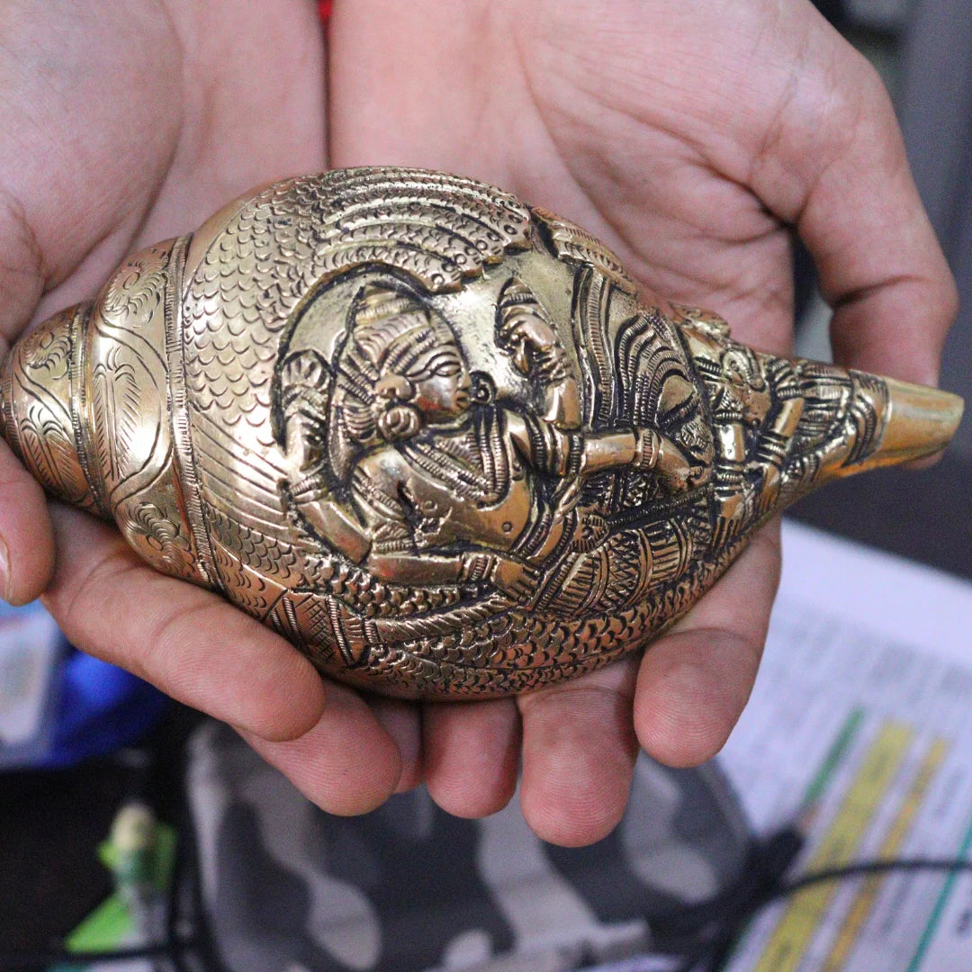 PITTALAM Brass Shankh - God Vishnu With Goddess Lakshmi - Divine Harmo